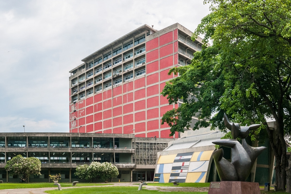 ¿En qué ranking se encuentra la UCV en el área de investigación?