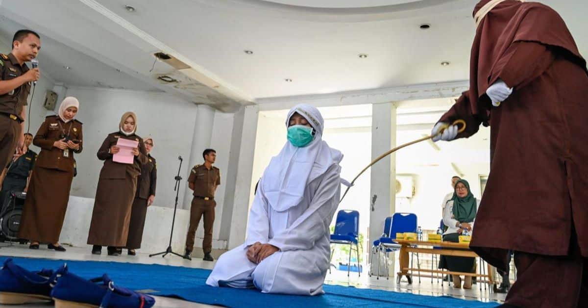 Hombres en Indonesia son azotados por incumplir la ley islámica