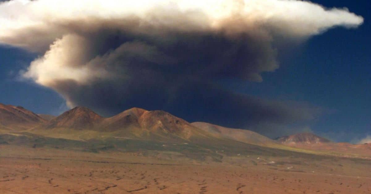 Volcán Láscar al norte de Chile registra pulso eruptivo