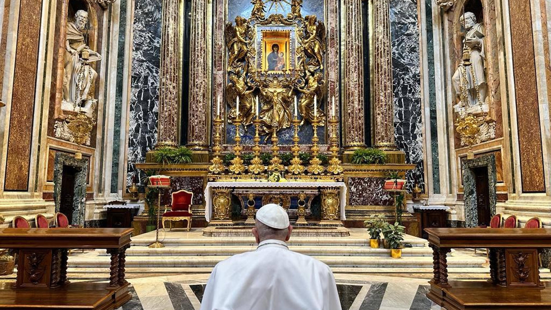 Papa Francisco sale del hospital a tiempo para la Semana Santa