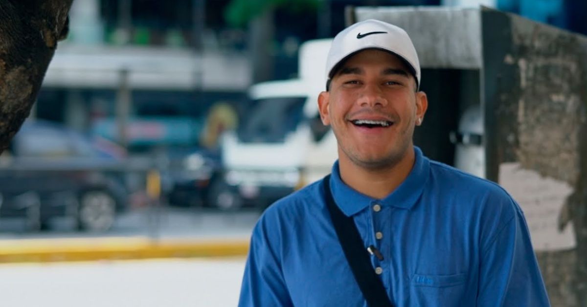 ¿Qué hay detrás de los personajes de John Acosta?