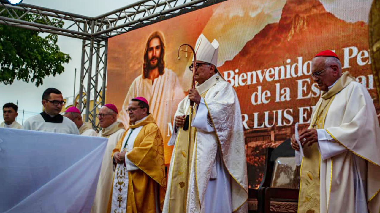 Monseñor Luis Enrique Rojas asumió oficialmente su puesto como obispo ...