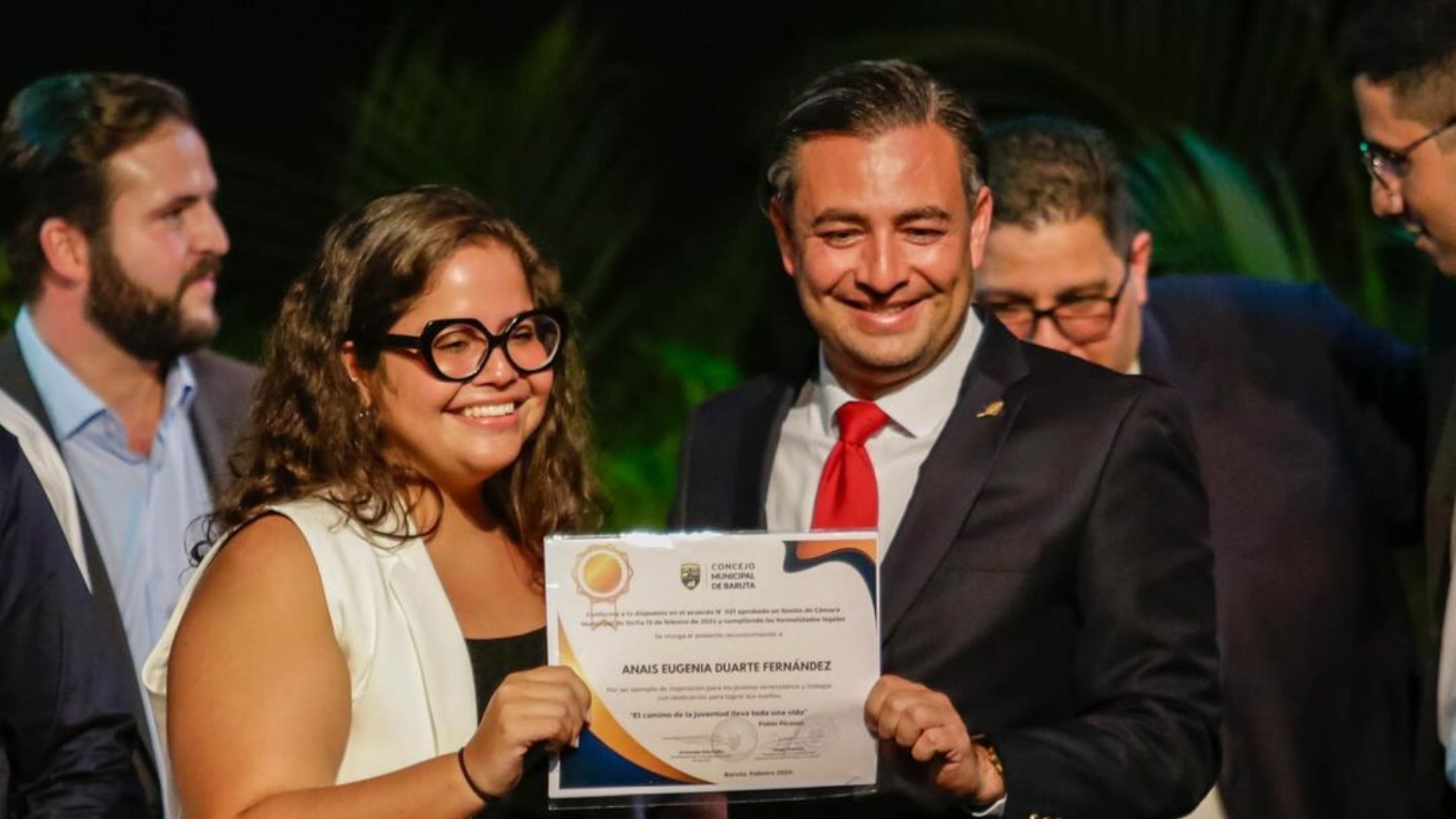 Darwin González entregó reconocimiento a Anaís Duarte, la joven que ...