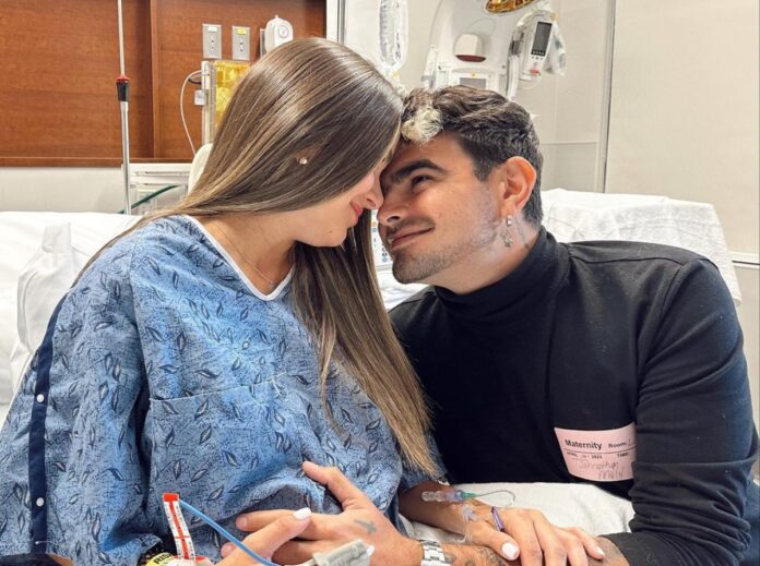 Jonathan Moly y su esposa le dieron la bienvenida a su tercer hijo