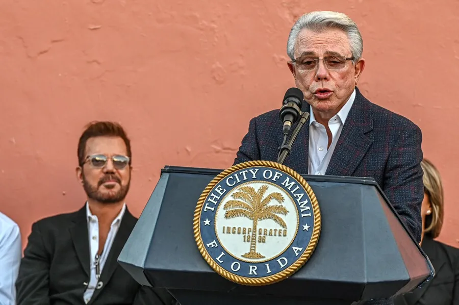 Trump elige al empresario cubano Benjamín León como embaj...