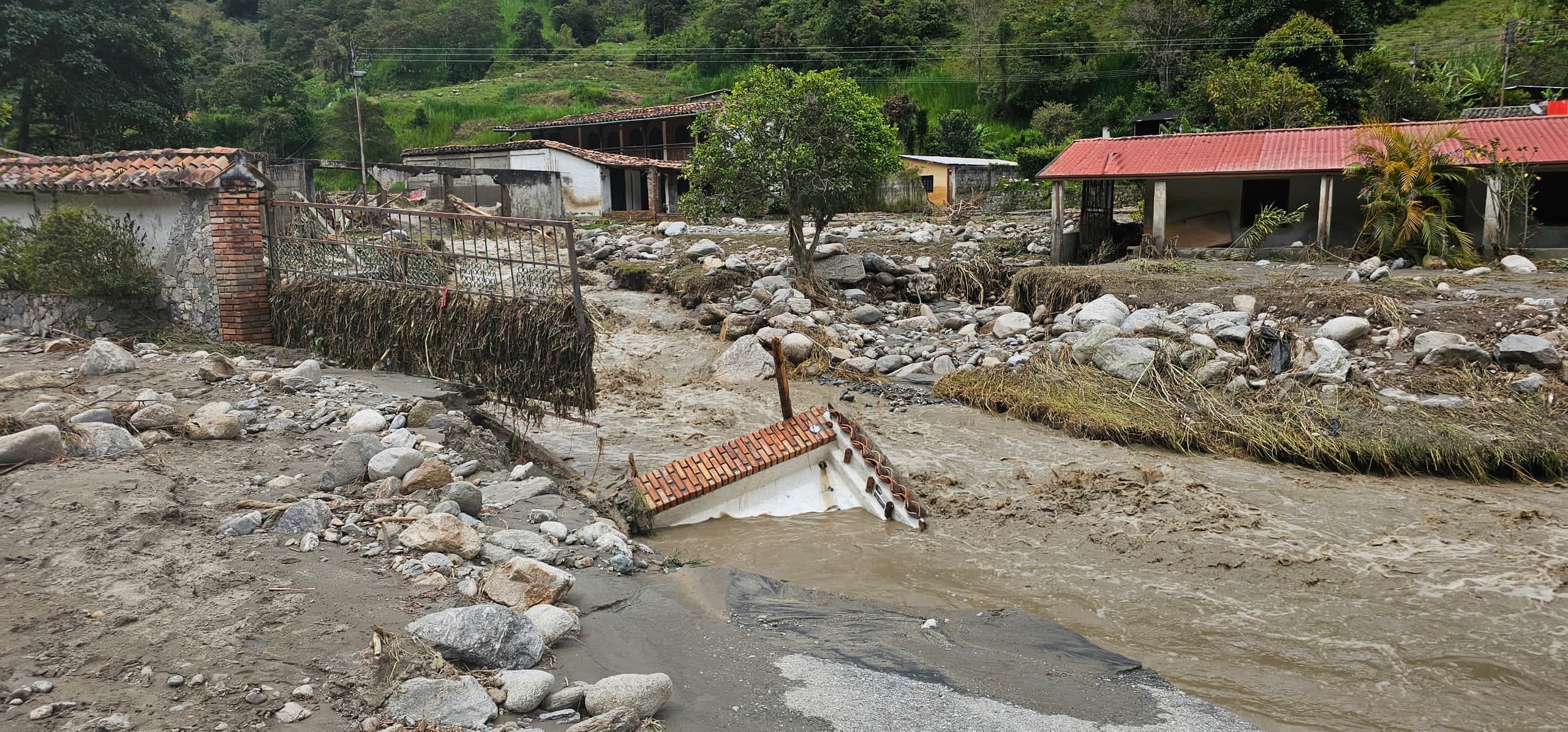 Varias zonas están incomunicadas y siguen las intensas lluvias en Mérida