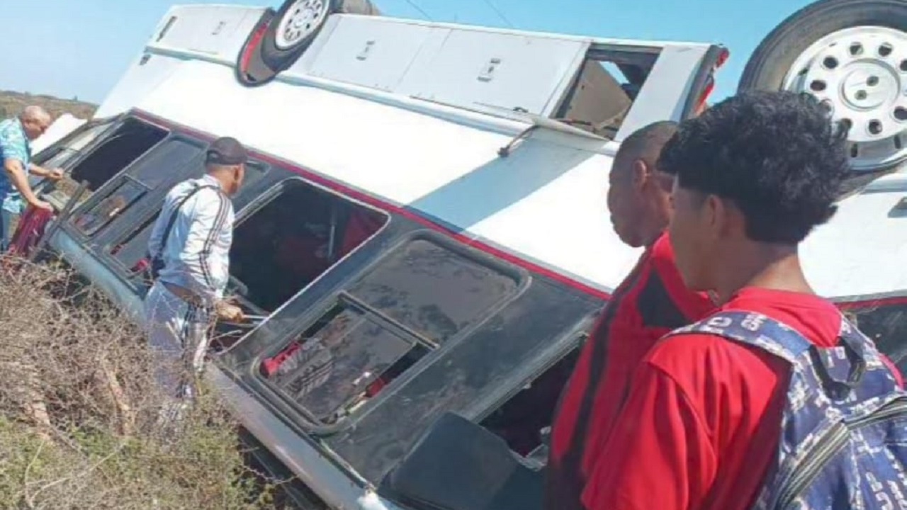 Un fallecido y 30 lesionados produjo el vuelco de un autobús en Falcón