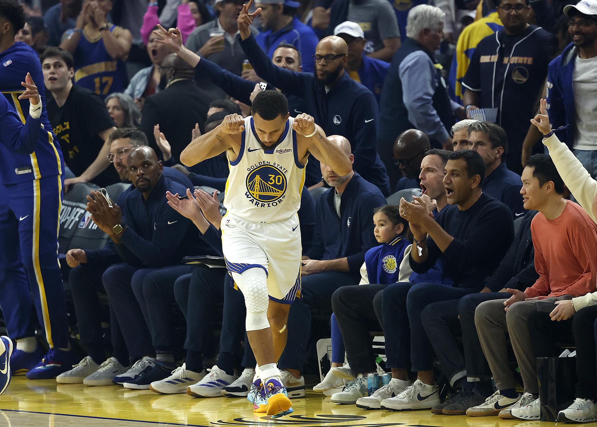 Curry llevó a Golden State a su primera victoria en la temporada de la ...